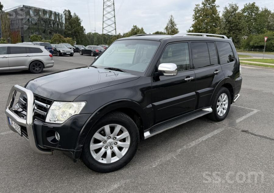 Black Mitsubishi Pajero 2011 in Riga, with an engine capacity of 3.20 L and mileage of 247 thousand km for 8490 €, photo 1 on AUTOMOTO.COM.LV