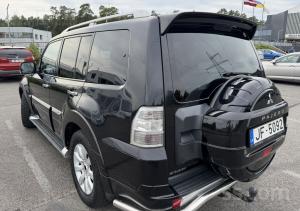 Black Mitsubishi Pajero 2011 in Riga, with an engine capacity of 3.20 L and mileage of 247 thousand km for 8490 €, photo 3 on AUTOMOTO.COM.LV