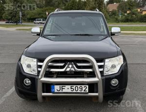 Black Mitsubishi Pajero 2011 in Riga, with an engine capacity of 3.20 L and mileage of 247 thousand km for 8490 €, photo 4 on AUTOMOTO.COM.LV