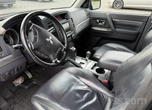 Black Mitsubishi Pajero 2011 in Riga, with an engine capacity of 3.20 L and mileage of 247 thousand km for 8490 €, photo 5 on AUTOMOTO.COM.LV