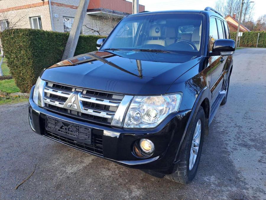 Black Mitsubishi Pajero 2012 in Prienai, with an engine capacity of 3.20 L and mileage of 212 thousand km for 9800 €, photo 1 on AUTOMOTO.COM.LV