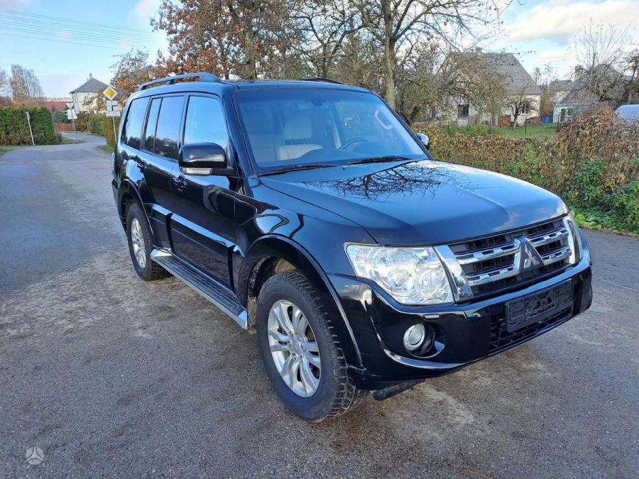 Black Mitsubishi Pajero 2012 in Prienai, with an engine capacity of 3.20 L and mileage of 212 thousand km for 9800 €, photo 5 on AUTOMOTO.COM.LV
