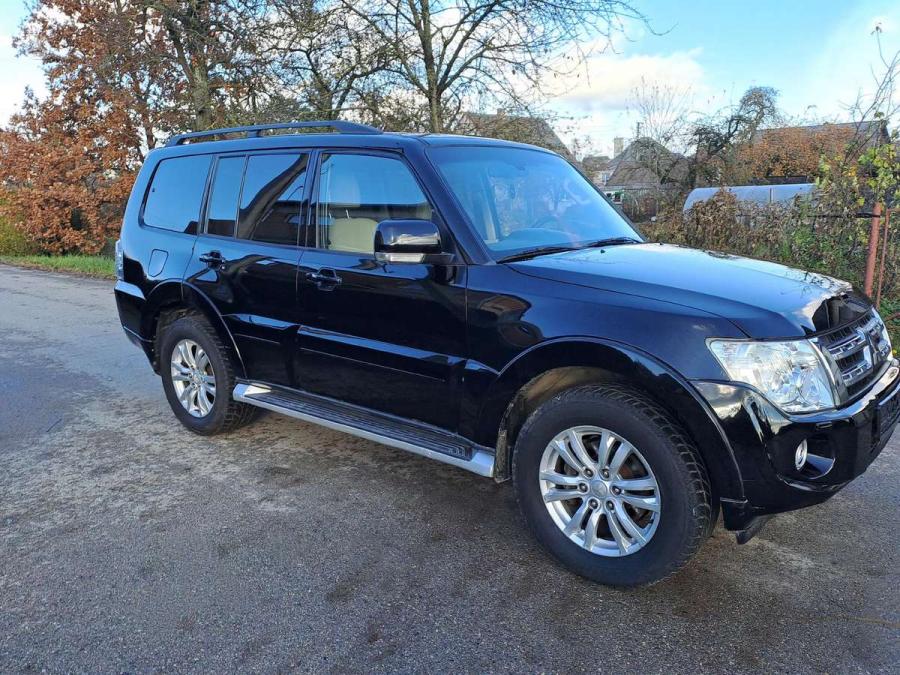 Black Mitsubishi Pajero 2012 in Prienai, with an engine capacity of 3.20 L and mileage of 212 thousand km for 9800 €, photo 6 on AUTOMOTO.COM.LV