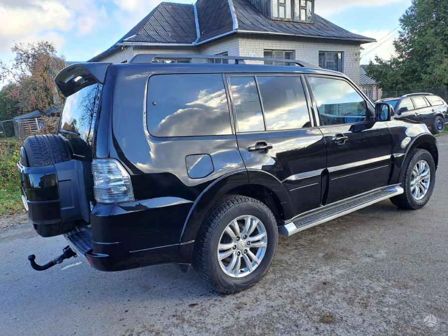 Black Mitsubishi Pajero 2012 in Prienai, with an engine capacity of 3.20 L and mileage of 212 thousand km for 9800 €, photo 7 on AUTOMOTO.COM.LV