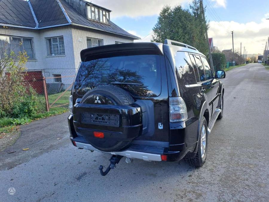 Black Mitsubishi Pajero 2012 in Prienai, with an engine capacity of 3.20 L and mileage of 212 thousand km for 9800 €, photo 8 on AUTOMOTO.COM.LV