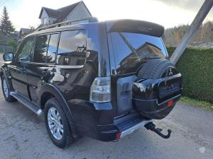 Black Mitsubishi Pajero 2012 in Prienai, with an engine capacity of 3.20 L and mileage of 212 thousand km for 9800 €, photo 10 on AUTOMOTO.COM.LV