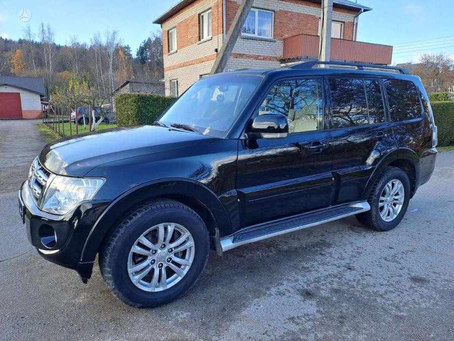 Black Mitsubishi Pajero 2012 in Prienai, with an engine capacity of 3.20 L and mileage of 212 thousand km for 9800 €, photo 12 on AUTOMOTO.COM.LV