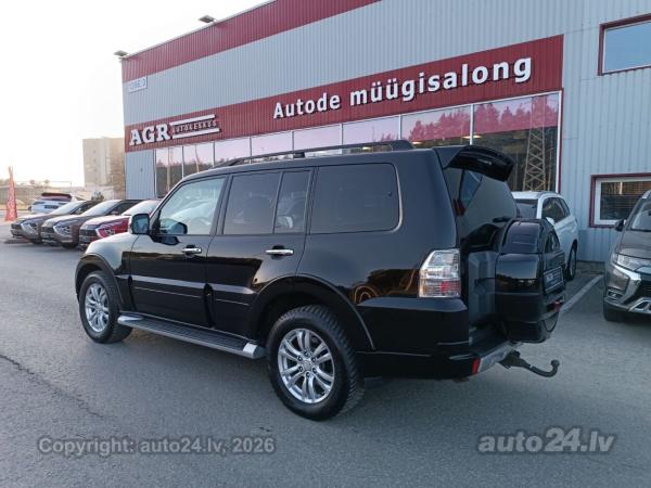 Melns Mitsubishi Pajero 2012 Tallina, ar dzinēja tilpumu 3.20 L un nobraukumu 292 tūkst. km par 13990 €, foto 2 vietnē AUTOMOTO.COM.LV