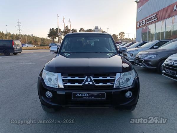 Melns Mitsubishi Pajero 2012 Tallina, ar dzinēja tilpumu 3.20 L un nobraukumu 292 tūkst. km par 13990 €, foto 3 vietnē AUTOMOTO.COM.LV