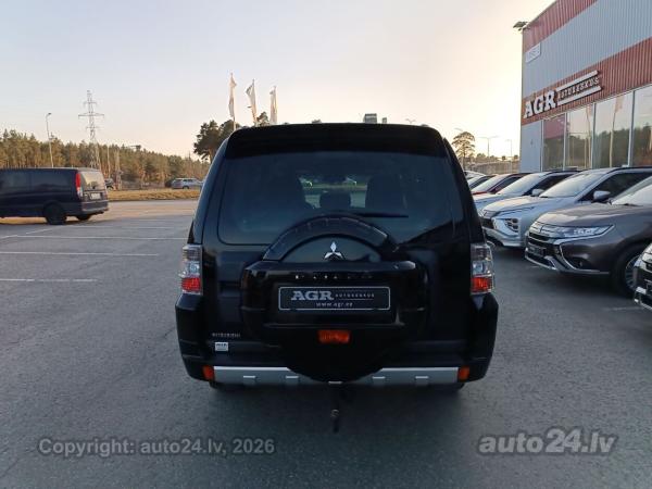 Melns Mitsubishi Pajero 2012 Tallina, ar dzinēja tilpumu 3.20 L un nobraukumu 292 tūkst. km par 13990 €, foto 5 vietnē AUTOMOTO.COM.LV