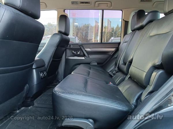 Melns Mitsubishi Pajero 2012 Tallina, ar dzinēja tilpumu 3.20 L un nobraukumu 292 tūkst. km par 13990 €, foto 9 vietnē AUTOMOTO.COM.LV