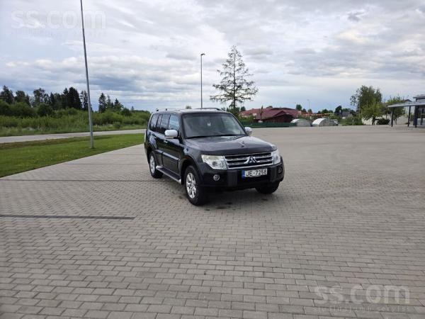 Black Mitsubishi Pajero 2012 in Gulbene, with an engine capacity of 3.50 L and mileage of 175 thousand km for 11500 €, photo 2 on AUTOMOTO.COM.LV