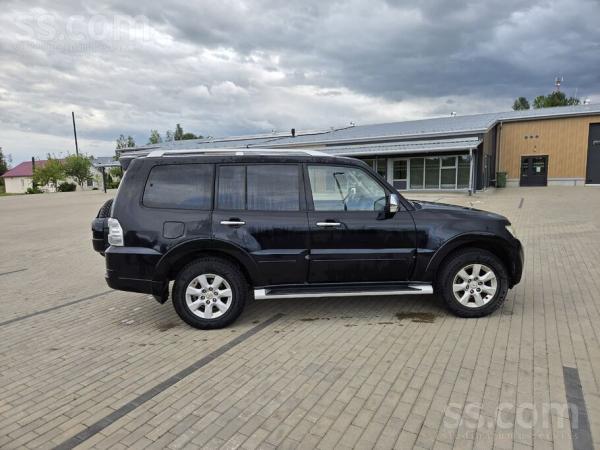 Black Mitsubishi Pajero 2012 in Gulbene, with an engine capacity of 3.50 L and mileage of 175 thousand km for 11500 €, photo 4 on AUTOMOTO.COM.LV