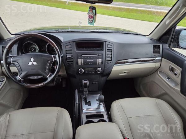 Black Mitsubishi Pajero 2012 in Gulbene, with an engine capacity of 3.50 L and mileage of 175 thousand km for 11500 €, photo 5 on AUTOMOTO.COM.LV