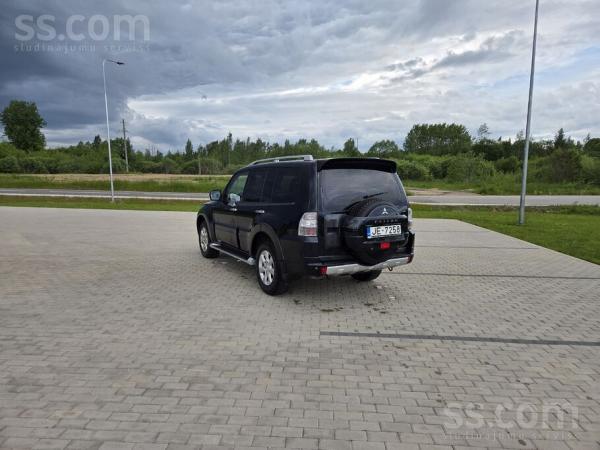 Black Mitsubishi Pajero 2012 in Gulbene, with an engine capacity of 3.50 L and mileage of 175 thousand km for 11500 €, photo 7 on AUTOMOTO.COM.LV