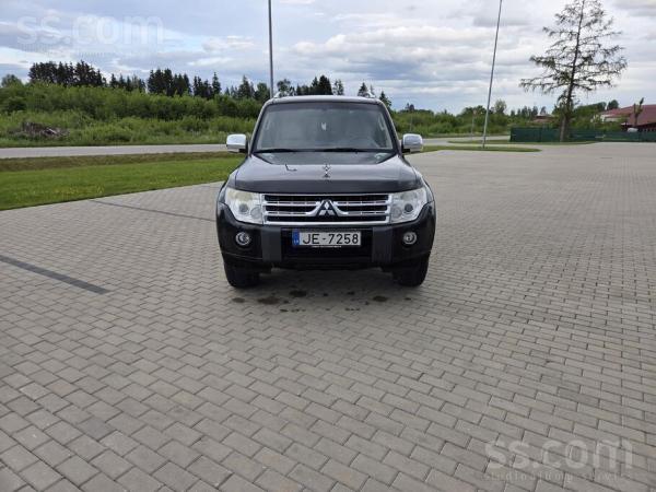 Black Mitsubishi Pajero 2012 in Gulbene, with an engine capacity of 3.50 L and mileage of 175 thousand km for 11500 €, photo 8 on AUTOMOTO.COM.LV