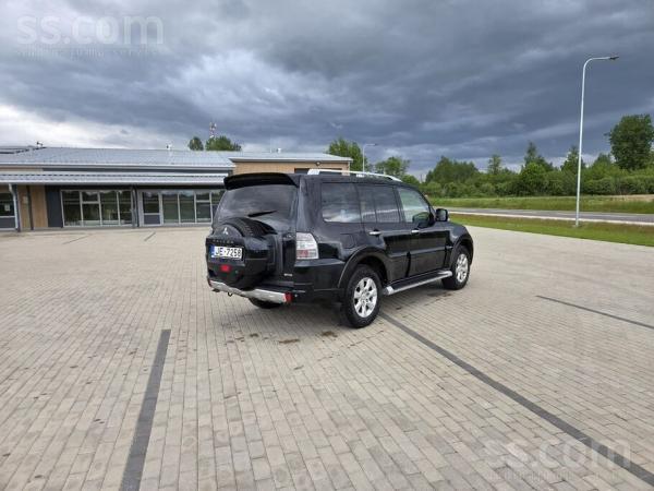 Black Mitsubishi Pajero 2012 in Gulbene, with an engine capacity of 3.50 L and mileage of 175 thousand km for 11500 €, photo 6 on AUTOMOTO.COM.LV