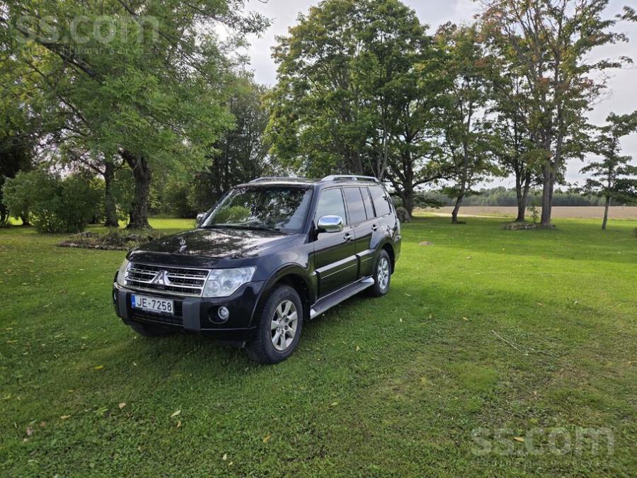 Melns Mitsubishi Pajero 2012 Gulbene, ar dzinēja tilpumu 3.50 L un nobraukumu 177 tūkst. km par 8500 €, foto 3 vietnē AUTOMOTO.COM.LV