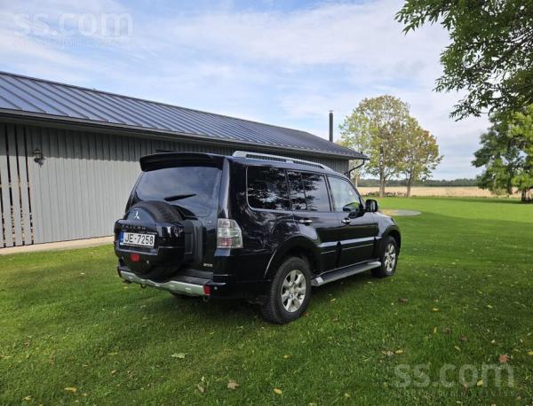 Mitsubishi Pajero 2012 Gulbene vietnē Melns Mitsubishi Pajero 2012 Gulbene, ar dzinēja tilpumu 3.50 L un nobraukumu 177 tūkst. km par 8500 €, foto 4 vietnē AUTOMOTO.COM.LV