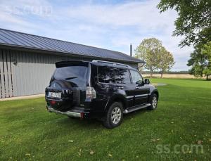 Melns Mitsubishi Pajero 2012 Gulbene, ar dzinēja tilpumu 3.50 L un nobraukumu 177 tūkst. km par 8500 €, foto 4 vietnē AUTOMOTO.COM.LV