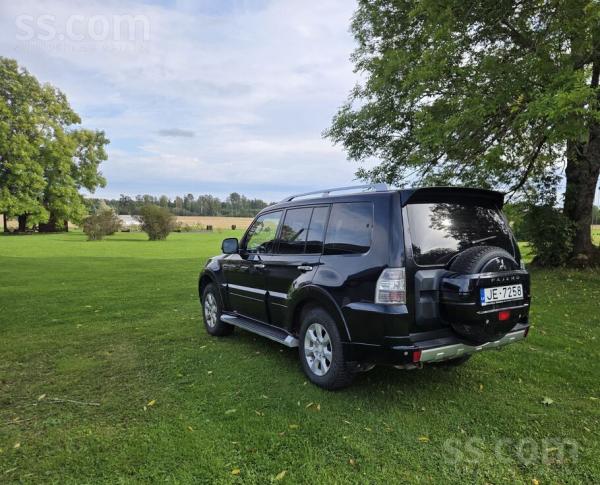 Mitsubishi Pajero 2012 Gulbene vietnē Melns Mitsubishi Pajero 2012 Gulbene, ar dzinēja tilpumu 3.50 L un nobraukumu 177 tūkst. km par 8500 €, foto 5 vietnē AUTOMOTO.COM.LV