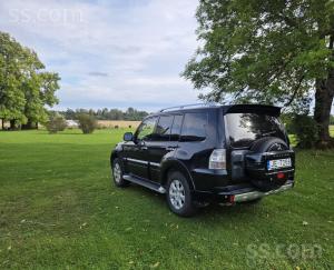 Melns Mitsubishi Pajero 2012 Gulbene, ar dzinēja tilpumu 3.50 L un nobraukumu 177 tūkst. km par 8500 €, foto 5 vietnē AUTOMOTO.COM.LV
