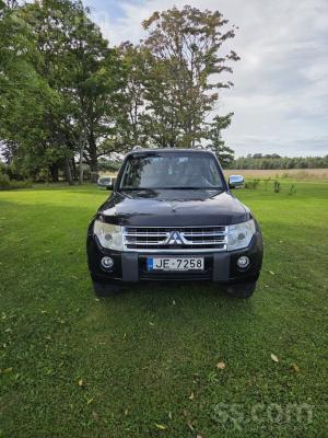 Melns Mitsubishi Pajero 2012 Gulbene, ar dzinēja tilpumu 3.50 L un nobraukumu 177 tūkst. km par 8500 €, foto 8 vietnē AUTOMOTO.COM.LV