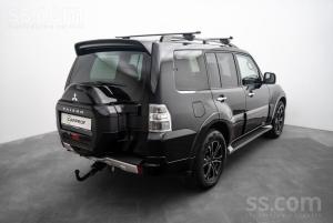 Black Mitsubishi Pajero 2016 in Tallinn, with an engine capacity of 3.20 L and mileage of 224 thousand km for 16999 €, photo 5 on AUTOMOTO.COM.LV