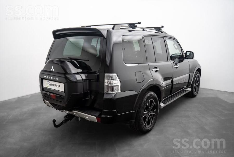 Black Mitsubishi Pajero 2016 in Tallinn, with an engine capacity of 3.20 L and mileage of 224 thousand km for 16999 €, photo 5 on AUTOMOTO.COM.LV