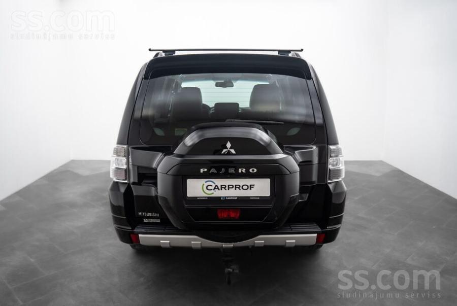 Black Mitsubishi Pajero 2016 in Tallinn, with an engine capacity of 3.20 L and mileage of 224 thousand km for 16999 €, photo 6 on AUTOMOTO.COM.LV