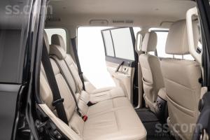 Black Mitsubishi Pajero 2016 in Tallinn, with an engine capacity of 3.20 L and mileage of 224 thousand km for 16999 €, photo 10 on AUTOMOTO.COM.LV