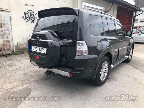 Black Mitsubishi Pajero 2017 in Tallinn, with an engine capacity of 3.20 L and mileage of 155 thousand km for 26000 €, photo 4 on AUTOMOTO.COM.LV