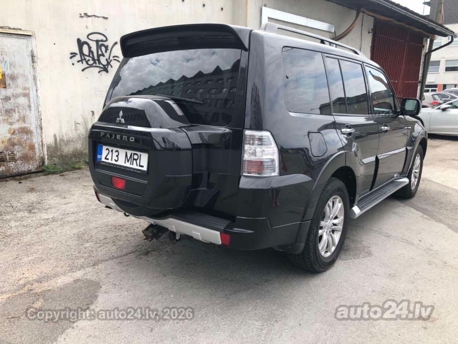 Black Mitsubishi Pajero 2017 in Tallinn, with an engine capacity of 3.20 L and mileage of 155 thousand km for 26000 €, photo 4 on AUTOMOTO.COM.LV