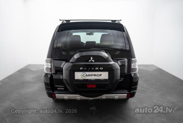 Black Mitsubishi Pajero 2016 in Tallinn, with an engine capacity of 3.20 L and mileage of 224 thousand km for 16999 €, photo 5 on AUTOMOTO.COM.LV