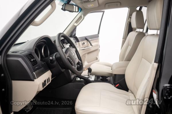 Black Mitsubishi Pajero 2016 in Tallinn, with an engine capacity of 3.20 L and mileage of 224 thousand km for 16999 €, photo 7 on AUTOMOTO.COM.LV
