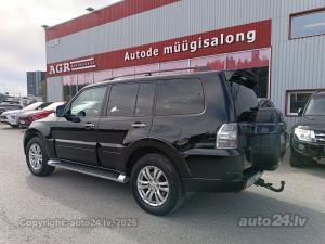 Black Mitsubishi Pajero 2017 in Tallinn, with an engine capacity of 3.20 L and mileage of 159 thousand km for 22990 €, photo 3 on AUTOMOTO.COM.LV