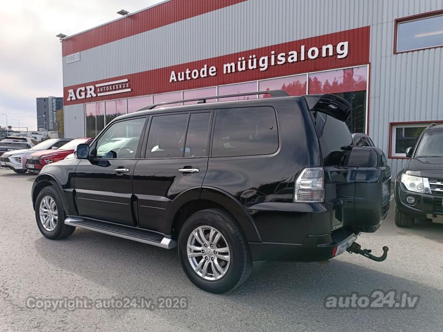 Black Mitsubishi Pajero 2017 in Tallinn, with an engine capacity of 3.20 L and mileage of 159 thousand km for 22990 €, photo 3 on AUTOMOTO.COM.LV