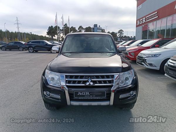 Melns Mitsubishi Pajero 2017 Tallina, ar dzinēja tilpumu 3.20 L un nobraukumu 159 tūkst. km par 22990 €, foto 3 vietnē AUTOMOTO.COM.LV