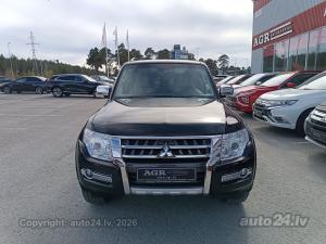 Black Mitsubishi Pajero 2017 in Tallinn, with an engine capacity of 3.20 L and mileage of 159 thousand km for 22990 €, photo 4 on AUTOMOTO.COM.LV