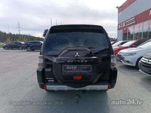 Black Mitsubishi Pajero 2017 in Tallinn, with an engine capacity of 3.20 L and mileage of 159 thousand km for 22990 €, photo 5 on AUTOMOTO.COM.LV