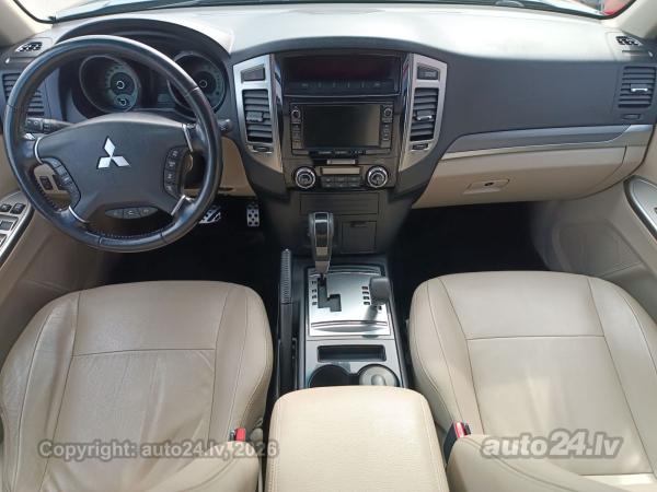Melns Mitsubishi Pajero 2017 Tallina, ar dzinēja tilpumu 3.20 L un nobraukumu 159 tūkst. km par 22990 €, foto 5 vietnē AUTOMOTO.COM.LV