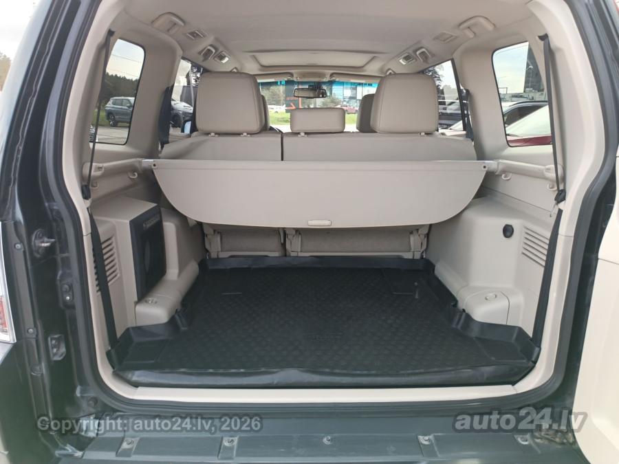 Black Mitsubishi Pajero 2017 in Tallinn, with an engine capacity of 3.20 L and mileage of 159 thousand km for 22990 €, photo 12 on AUTOMOTO.COM.LV