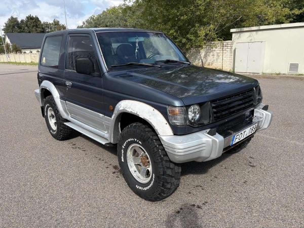 Blue Mitsubishi Pajero 2001 in Vilnius, with an engine capacity of 2.48 L and mileage of 180 thousand km for 3200 €, photo 4 on AUTOMOTO.COM.LV