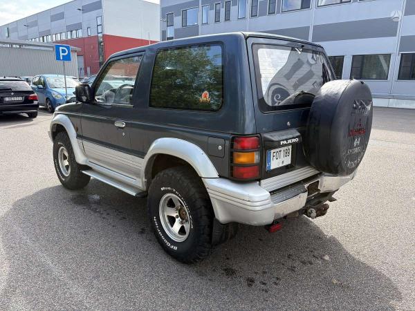 Blue Mitsubishi Pajero 2001 in Vilnius, with an engine capacity of 2.48 L and mileage of 180 thousand km for 3200 €, photo 7 on AUTOMOTO.COM.LV