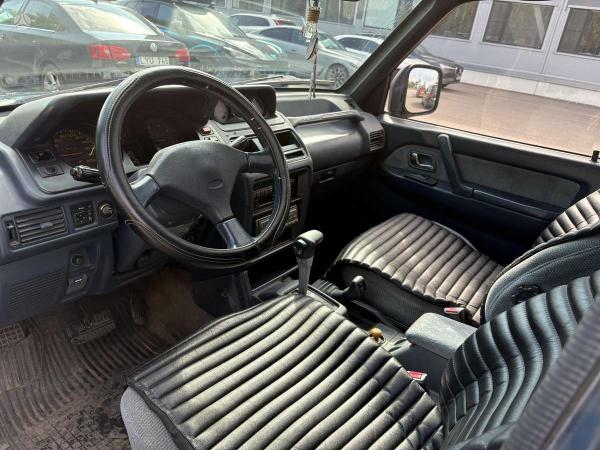 Blue Mitsubishi Pajero 2001 in Vilnius, with an engine capacity of 2.48 L and mileage of 180 thousand km for 3200 €, photo 9 on AUTOMOTO.COM.LV