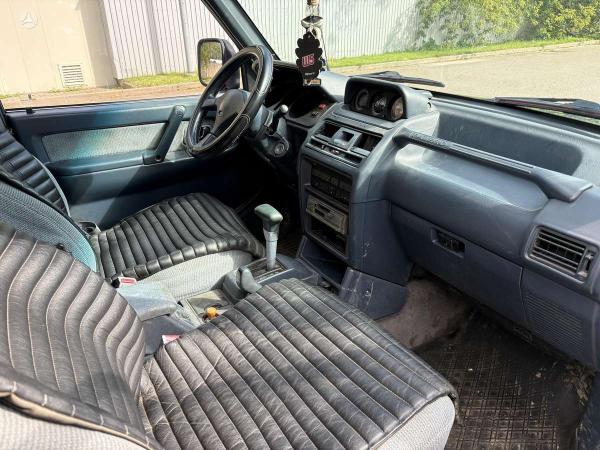 Blue Mitsubishi Pajero 2001 in Vilnius, with an engine capacity of 2.48 L and mileage of 180 thousand km for 3200 €, photo 11 on AUTOMOTO.COM.LV