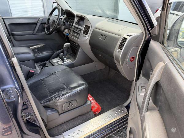 Zils Mitsubishi Pajero 2005 Viļņa, ar dzinēja tilpumu 3.20 L un nobraukumu 376 tūkst. km par 2650 €, foto 10 vietnē AUTOMOTO.COM.LV