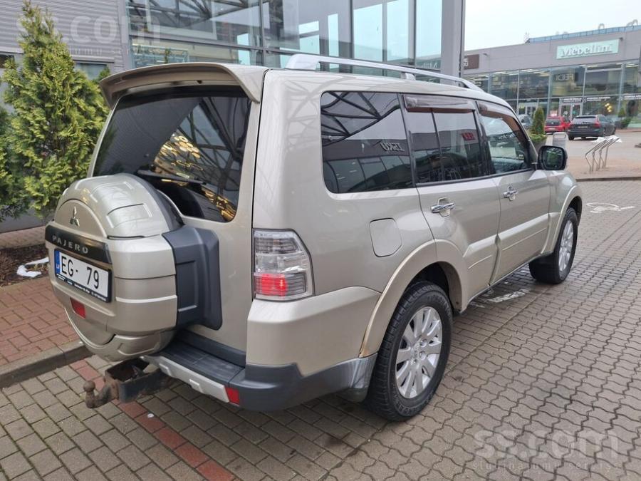 Brown Mitsubishi Pajero 2009 in Riga, with an engine capacity of 3.20 L and mileage of 192 thousand km for 7400 €, photo 4 on AUTOMOTO.COM.LV