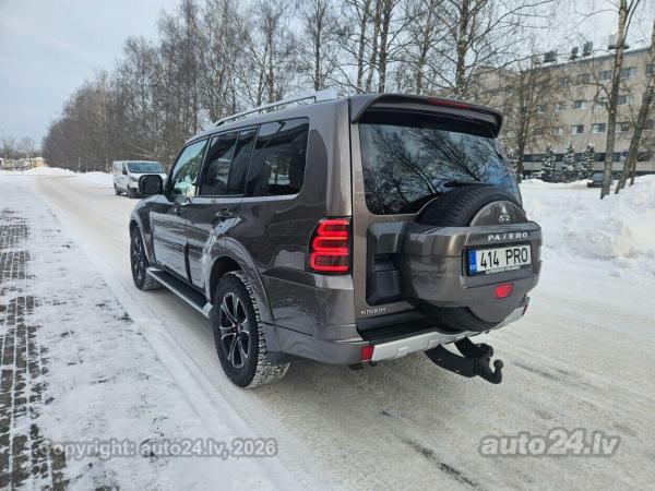 Brown Mitsubishi Pajero 2011 in Tartu, with an engine capacity of 3.20 L and mileage of 237 thousand km for 19500 €, photo 3 on AUTOMOTO.COM.LV