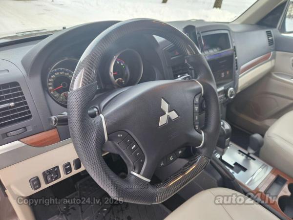 Brown Mitsubishi Pajero 2011 in Tartu, with an engine capacity of 3.20 L and mileage of 237 thousand km for 19500 €, photo 11 on AUTOMOTO.COM.LV